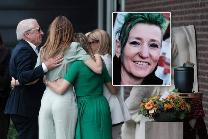 Familie en vrienden nemen afscheid van Debbie De Cauwer, dochter van ...